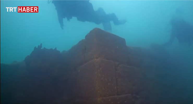 Ruins of fortress built during Urartu era found at bottom of Lake Van ...